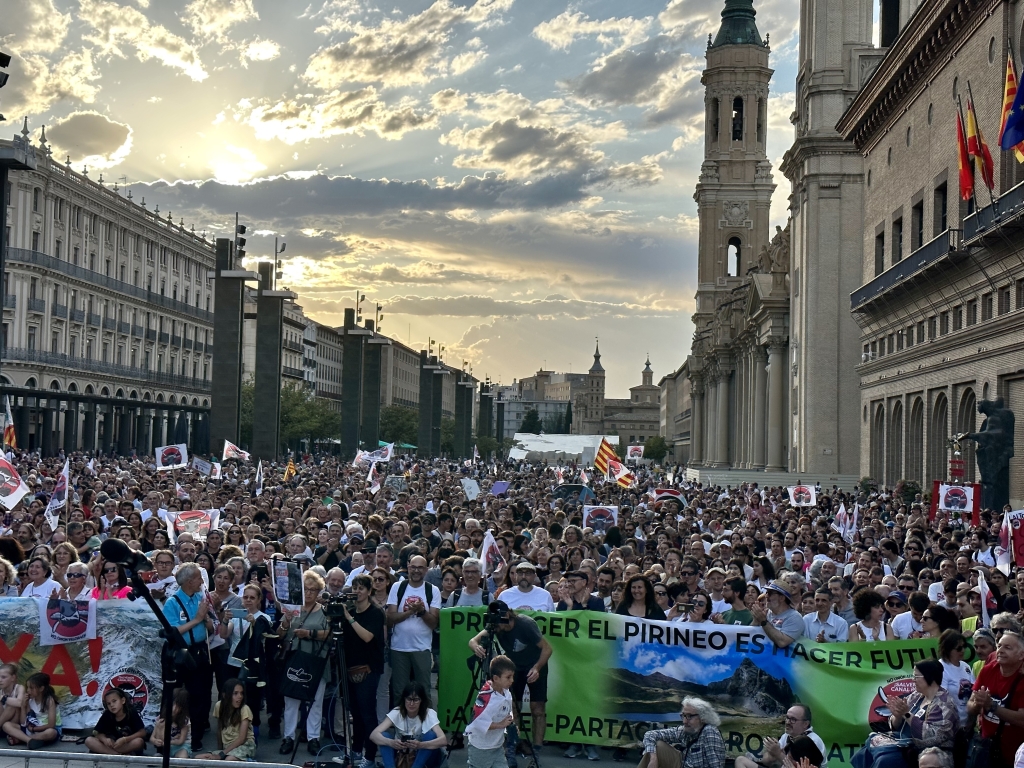 Una multitudinaria manifestación escenifica en Zaragoza el fin de la unión de estaciones por ...